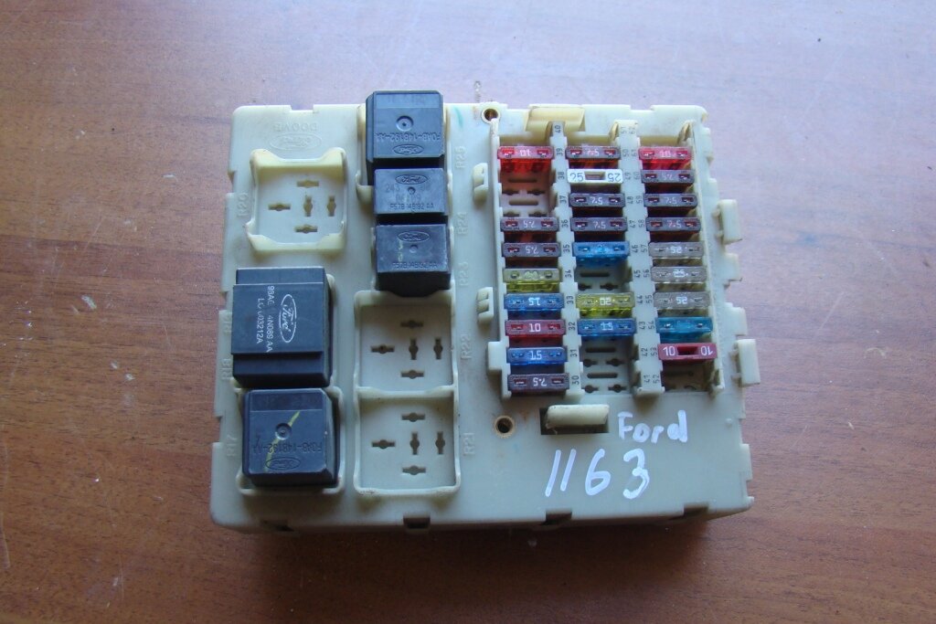 Ford Focus 1 Блок предохранителей 98AG14A073KD