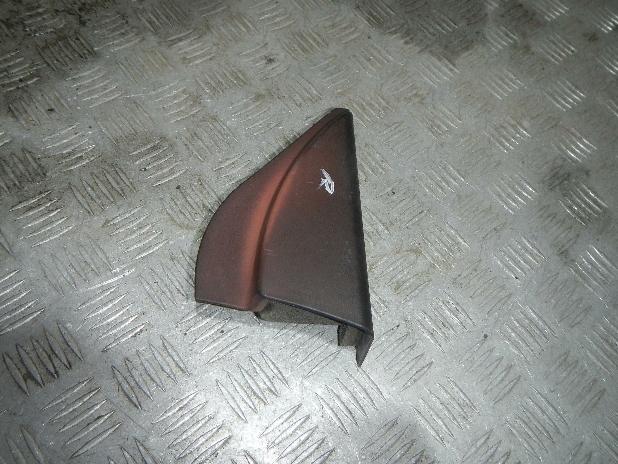 Б/У Уголок двери передней правой (внутренний), Ford (Форд)-FIESTA (01-07) FORD FIESTA (01-07) Сломано крепление,в краске...