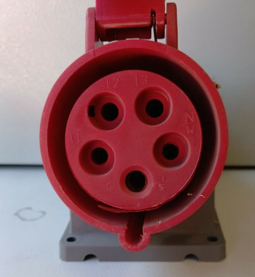 Силовой разъем розетка 432RS6 ABB 3P+N+ 32A 6h 200-346V 240-415 IP44 2CMA193139R1000 (сломана крышка)