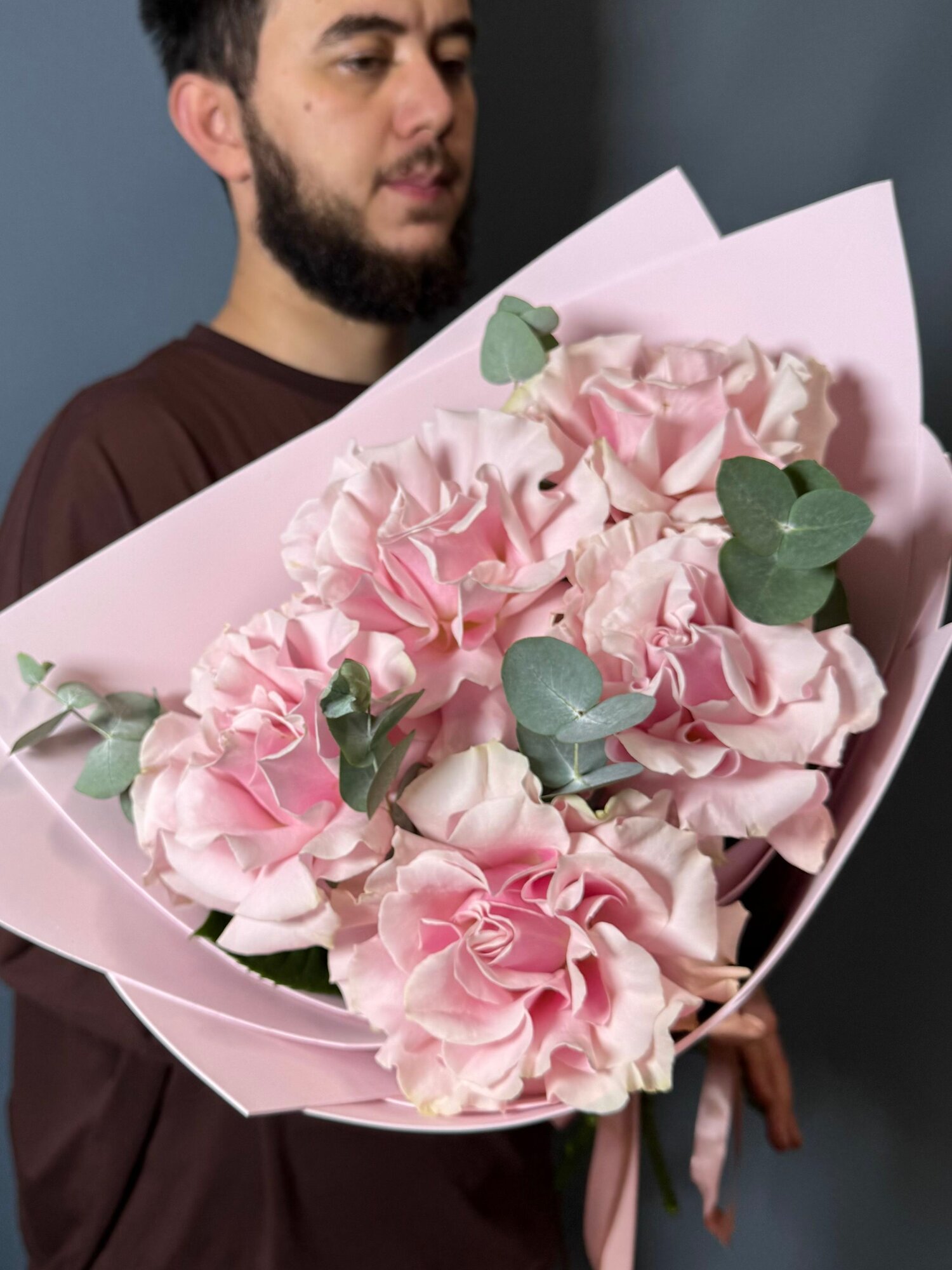 Букет из 5 розовых французских роз с эвкалиптом