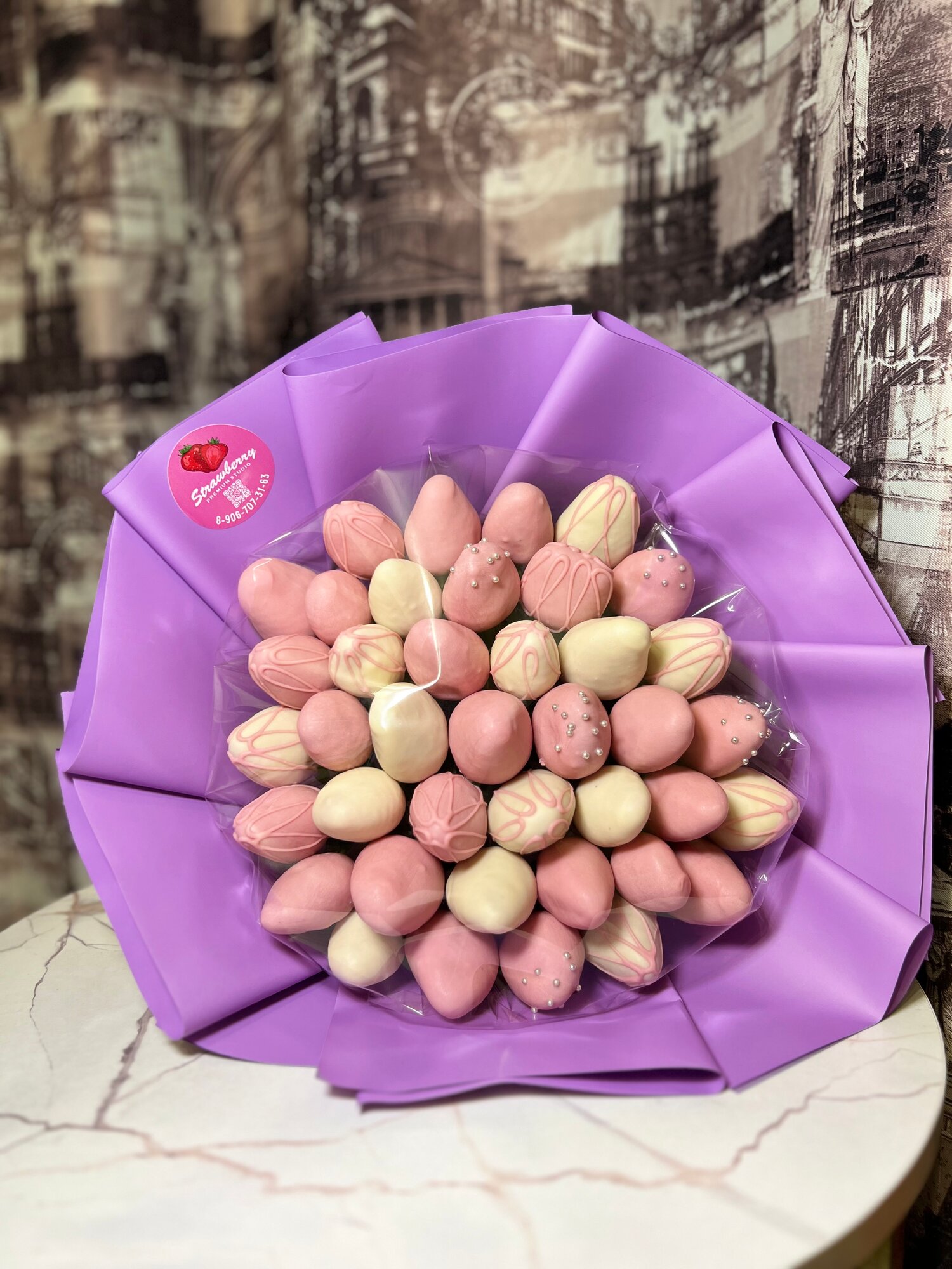 Букет клубничный 40 ягод белый и розовый бельгийский шоколад callebaut