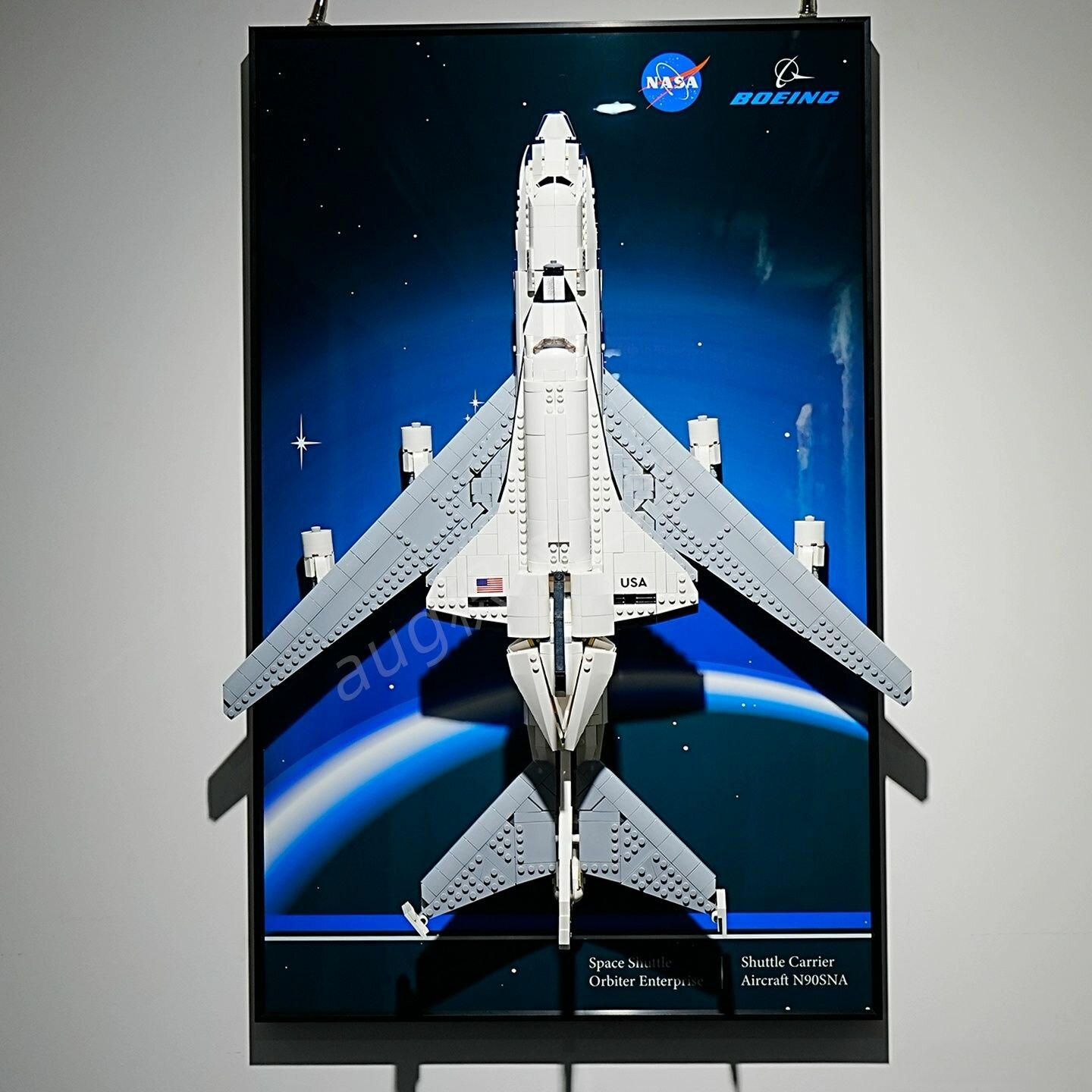 Конструктор Icons 10360 Самолет-носитель Шаттла NASA (С рамкой для картин и крючком) Настенный держатель Без световой полосы