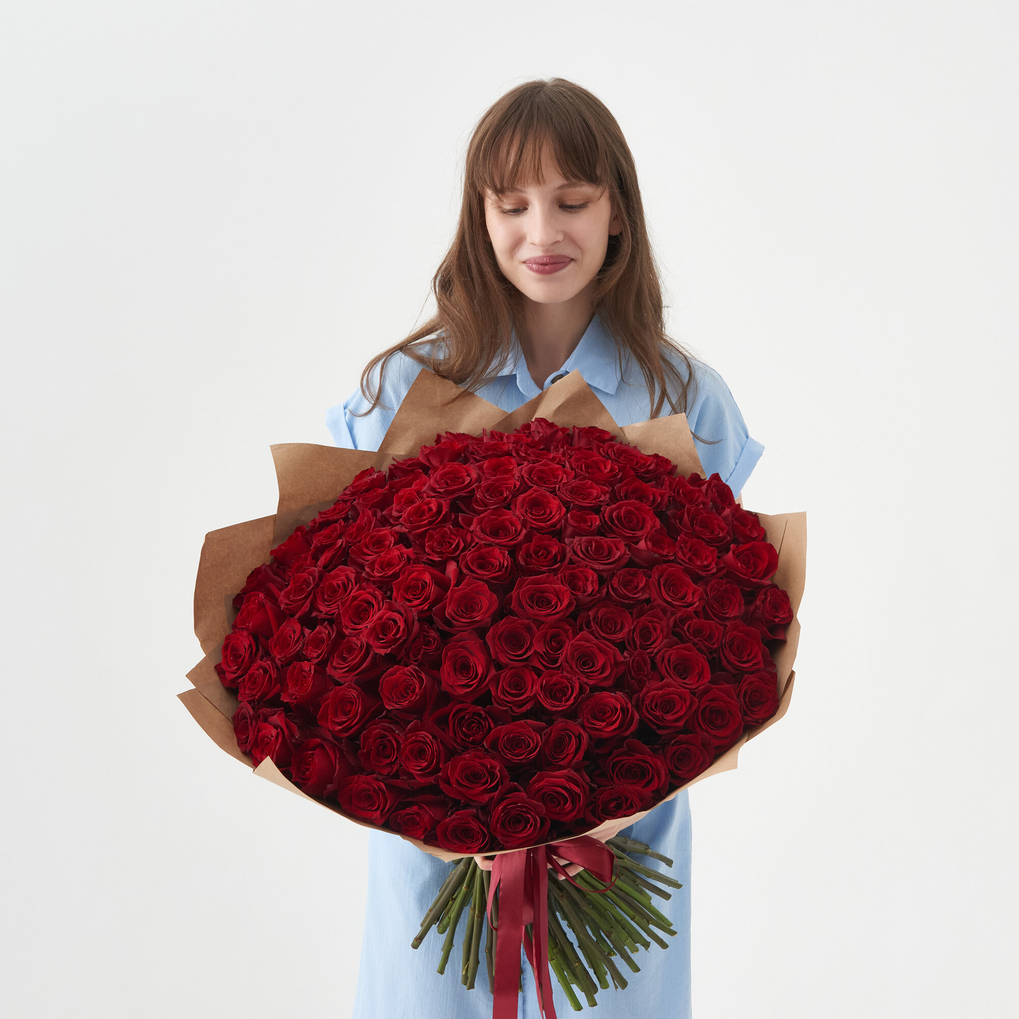 101 красная роза Эквадор, красные розы в крафте, букет из роз с доставкой