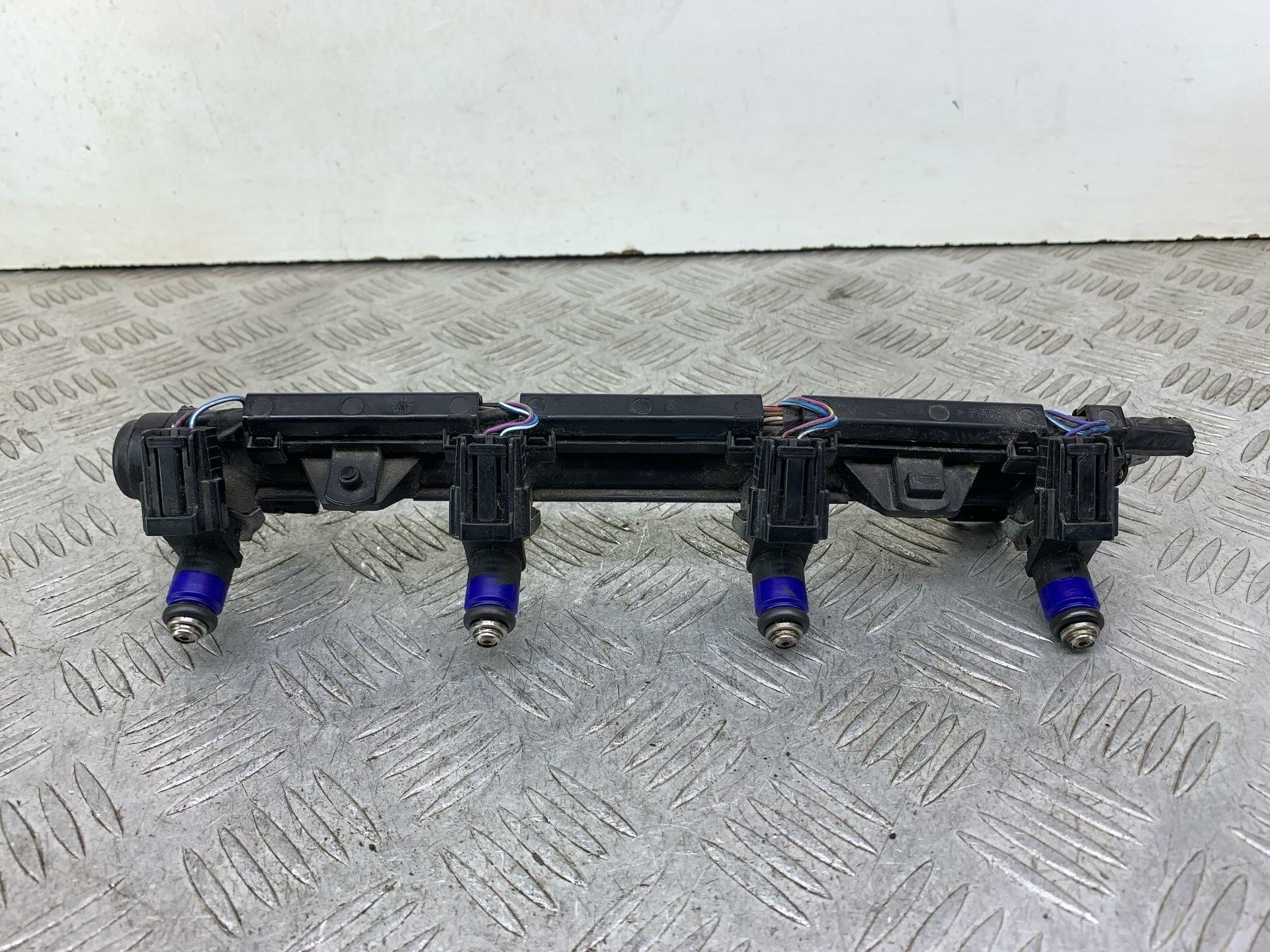 Форсунка топливная Volkswagen Polo 4 рест. (2005 - 2009) 036906031AB