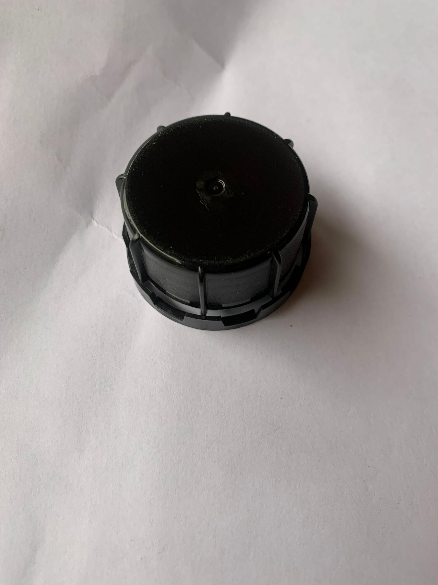 Крышки (4 шт, цвет черный) для пластиковой канистры с наружним диаметром резьбовой части горловины канистры (вместе с резьбой) 39-40мм