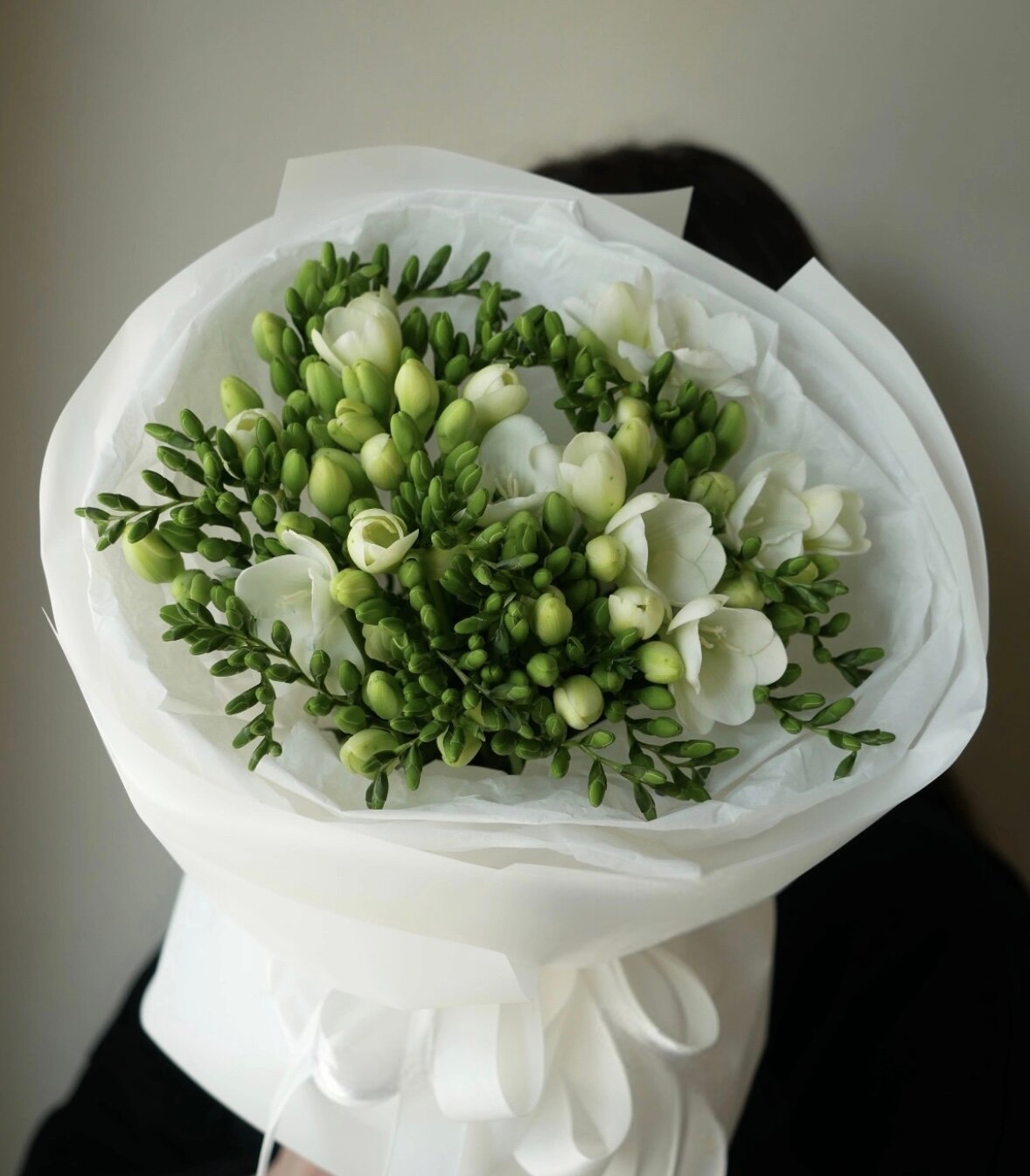 Миниатюрный моно-букет ароматная белая фрезия (35 штук, в пленке)