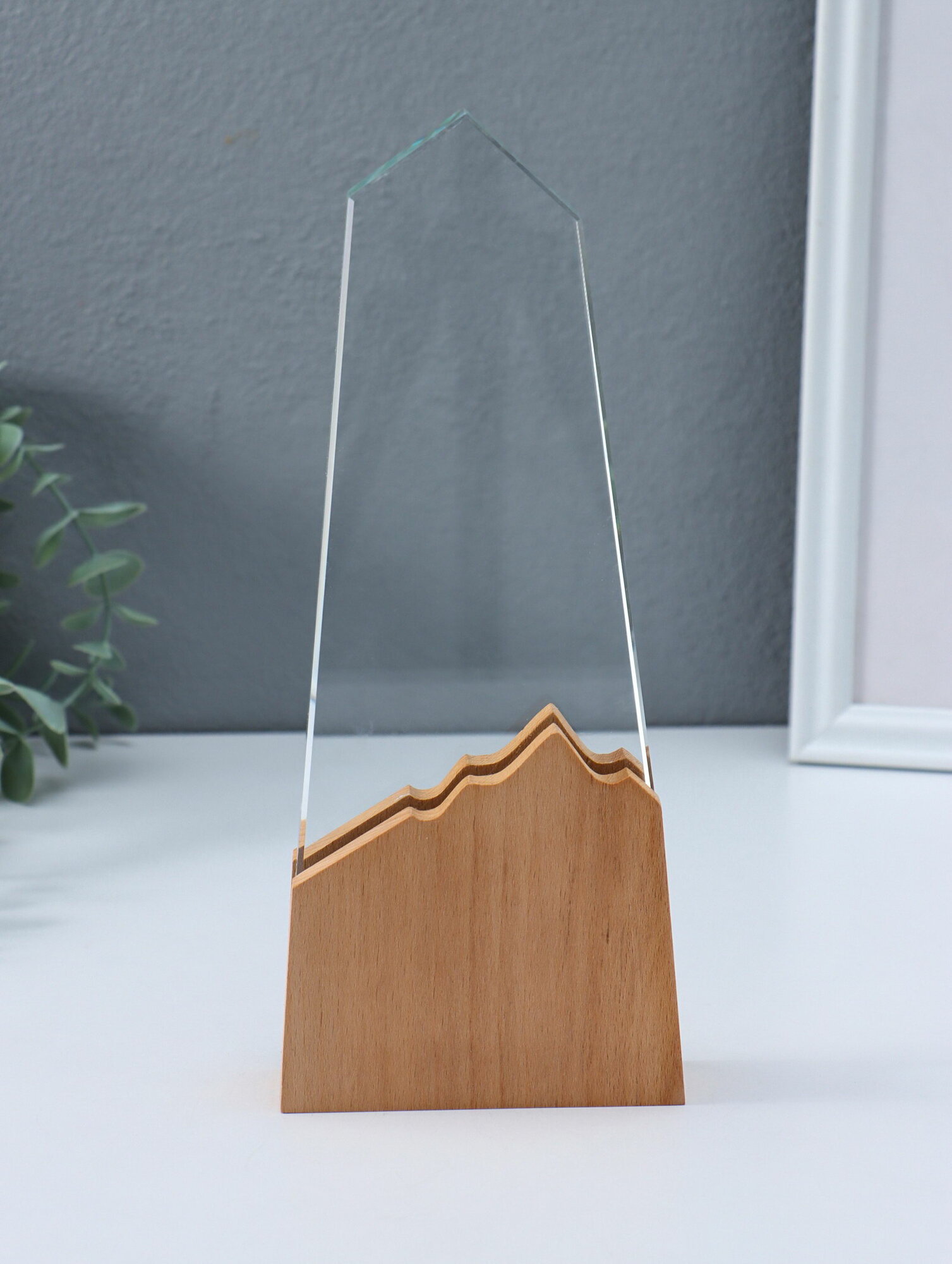 Наградная фигура стела "Гора", верх 18x8.5 см; низ 10x10 см, стекло, дерево, 3.5x10x25 см