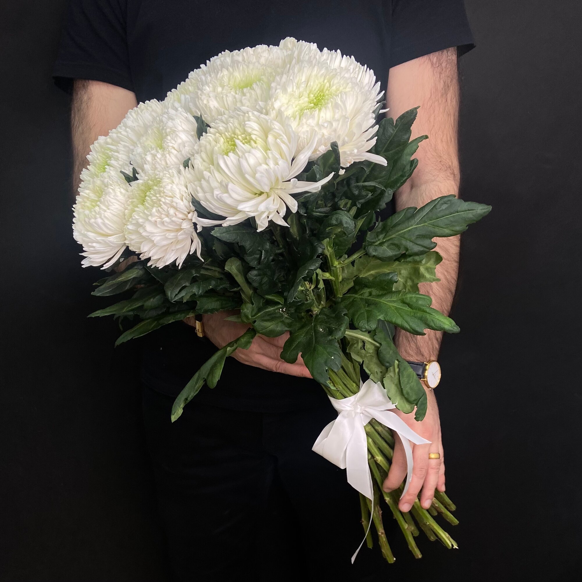 Букет из 15 белых одноголовых хризантем сорта «Антонов» под ленту