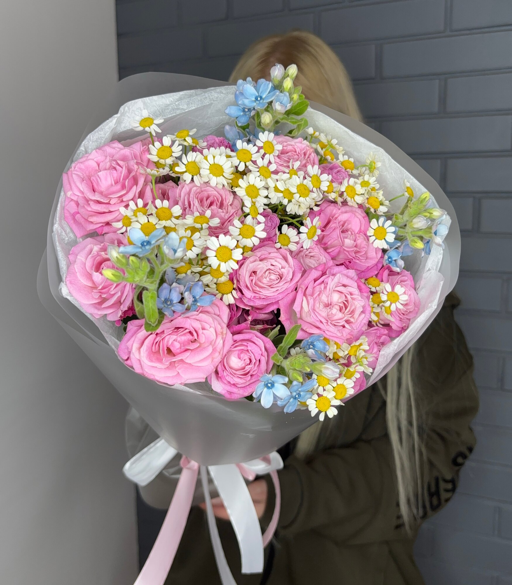 Букет трио (пионовидные розы Леди Бомбастик, ромашки, незабудки)