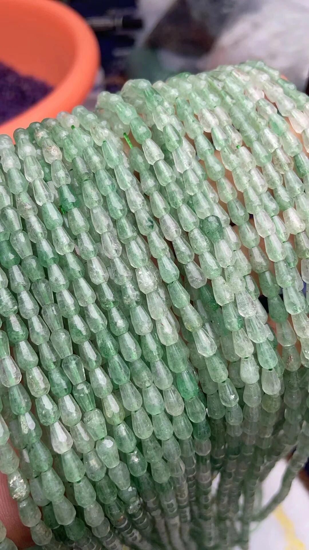 Натуральная зеленая клубника, форма капли 4x6 мм, длина ограждения: 39 см