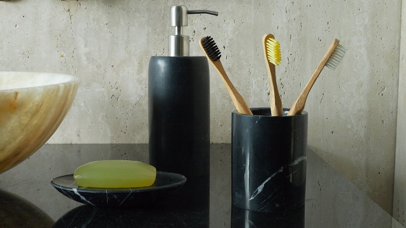 Набор аксессуаров для ванной Equipo из натурального камня мрамора Nero Marquina