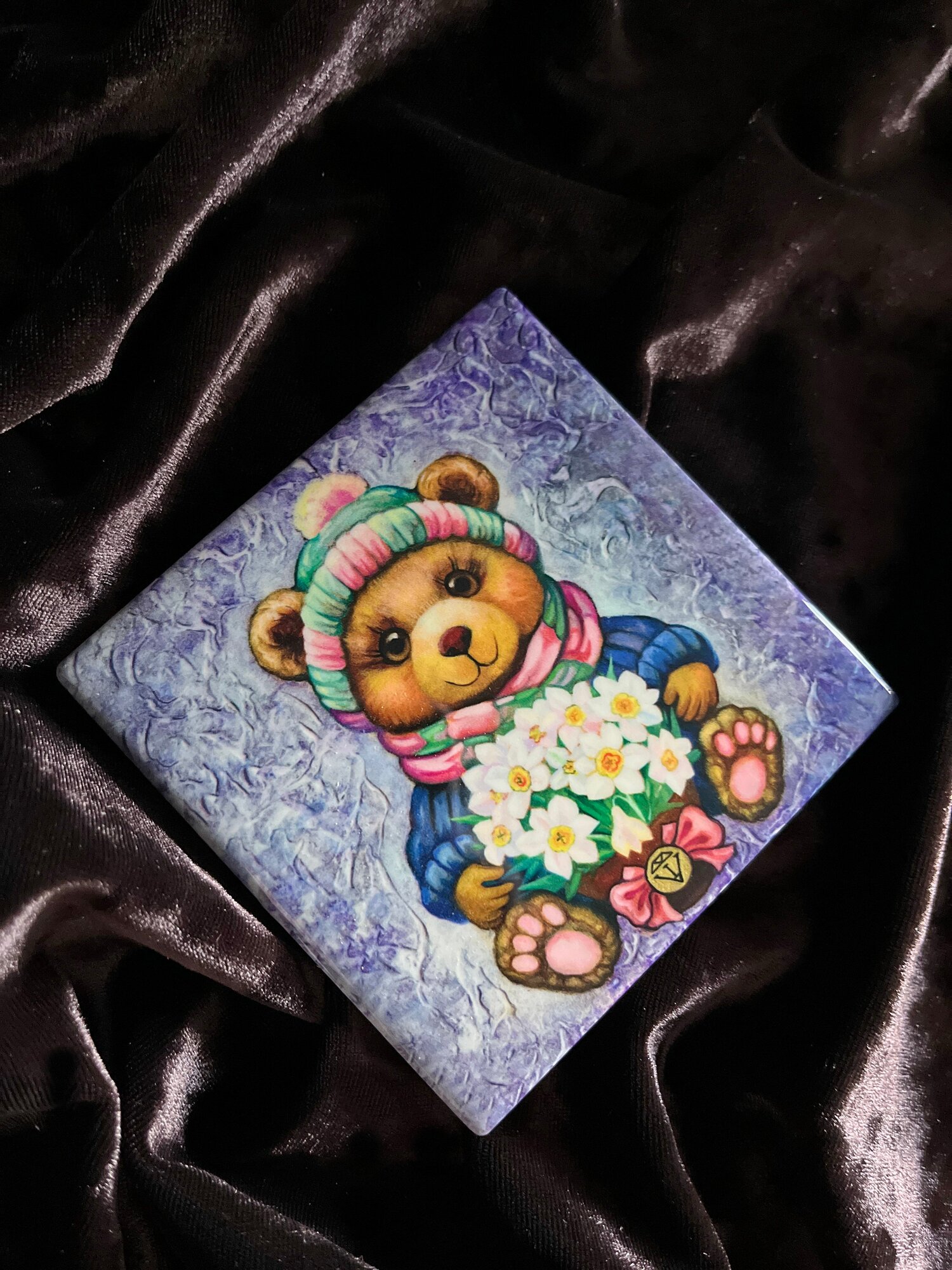 Магнит на холодильник керамический "Мишка с цветами"