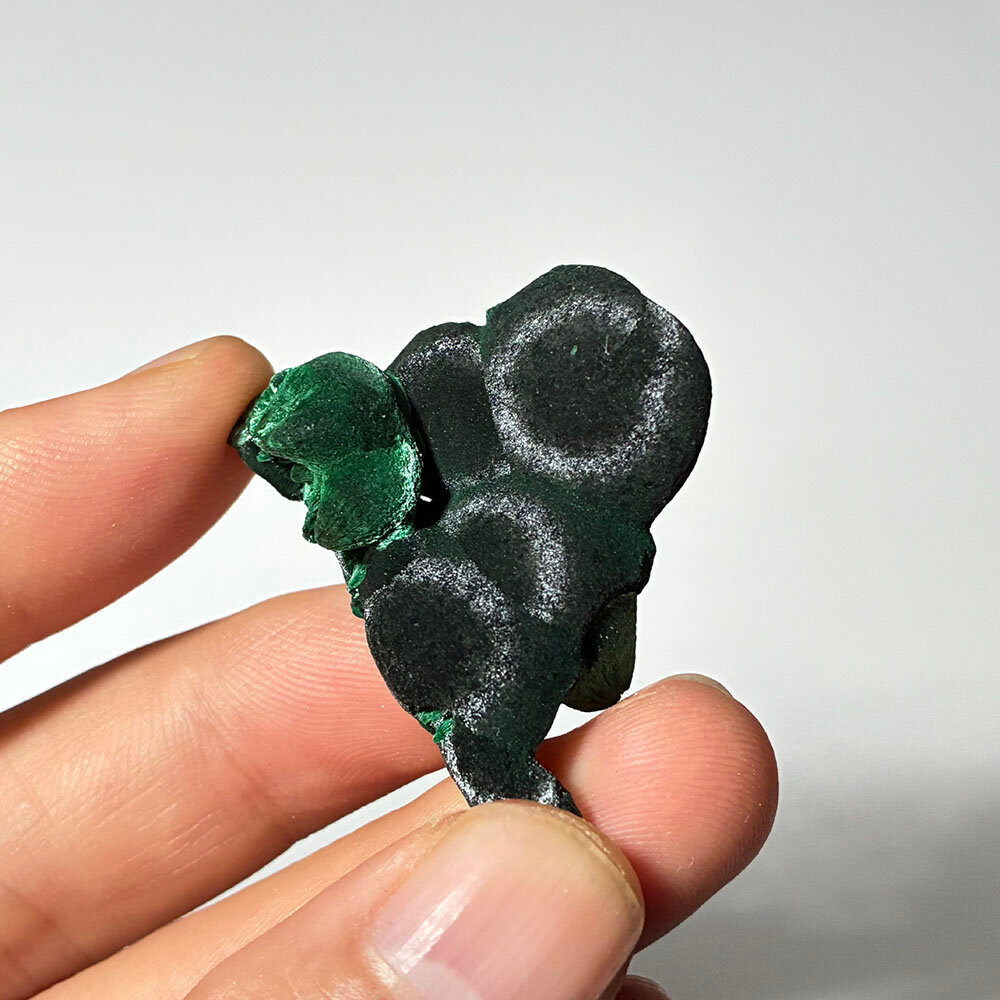 Какой-то очищенный малахитовый камень. Тренировочный образец. Интерьер. “China mineral”