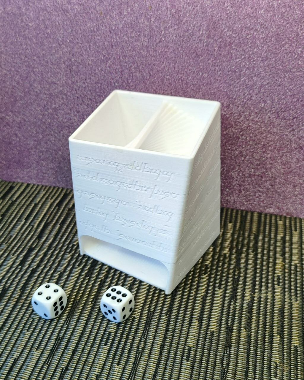 Башня для бросания кубиков "Dice Tower", с эльфийскими надписями