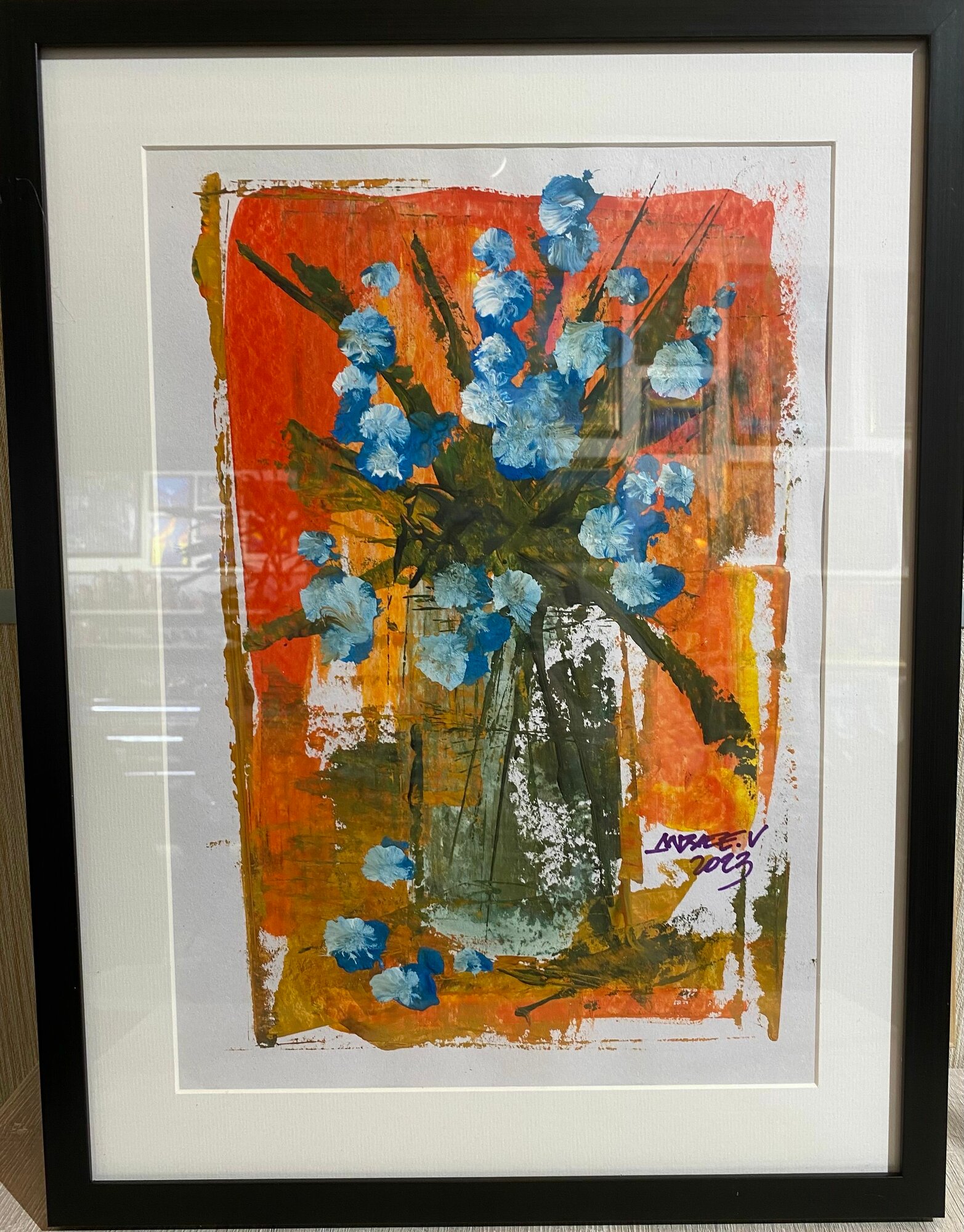 Картина в раме. Цветы в банке на красном.