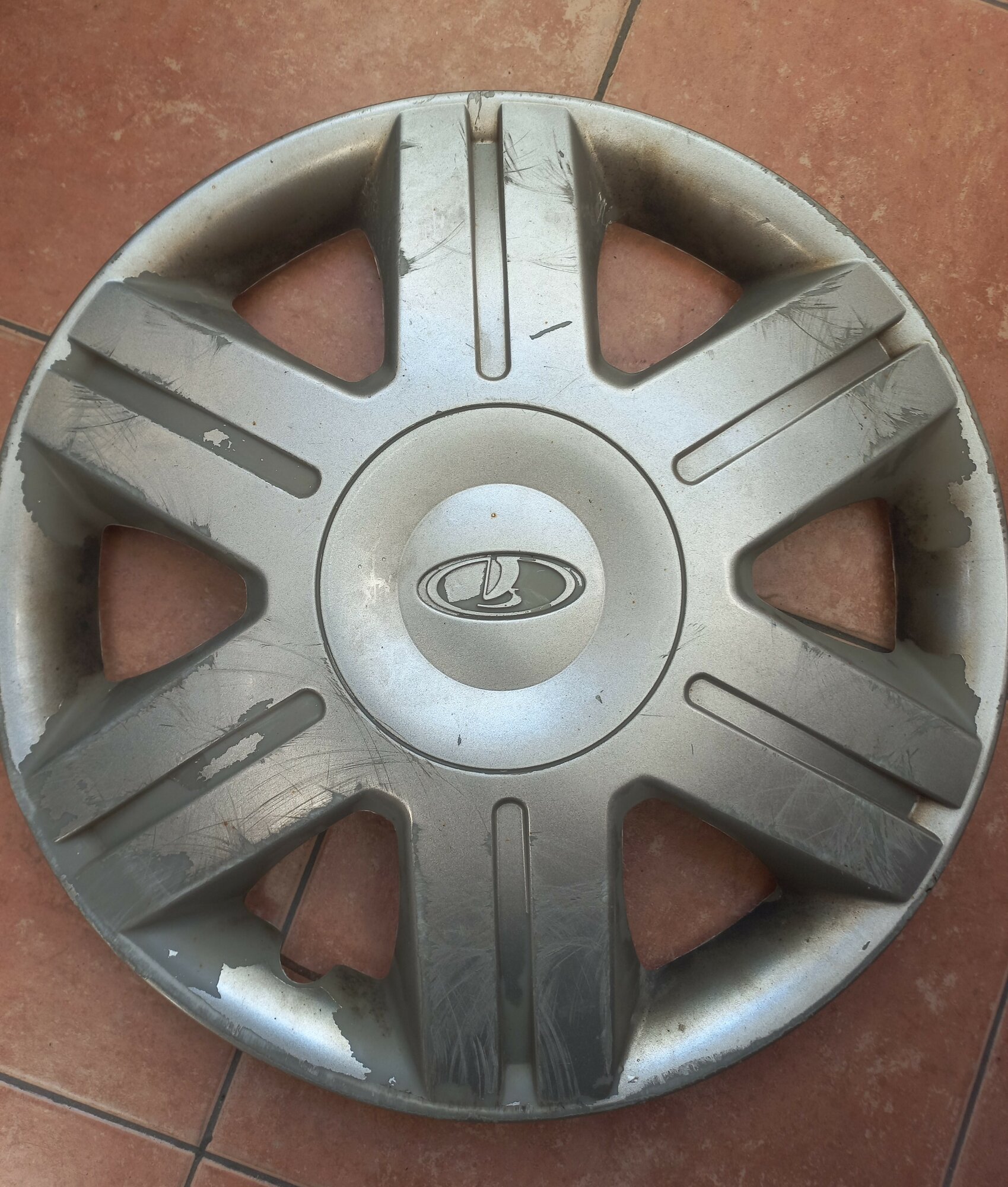 Колпак LADA R 15. Оригинал. Б/У. Без сколов и трещин. Возможны потертости.