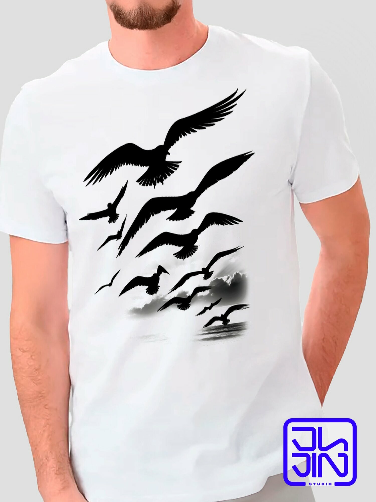 Футболка классическая мужская с авторским принтом Минималистичная черно белая чайка с облаками над черным океаном, белый хлопковый трикотаж с прикольным рисунком на груди