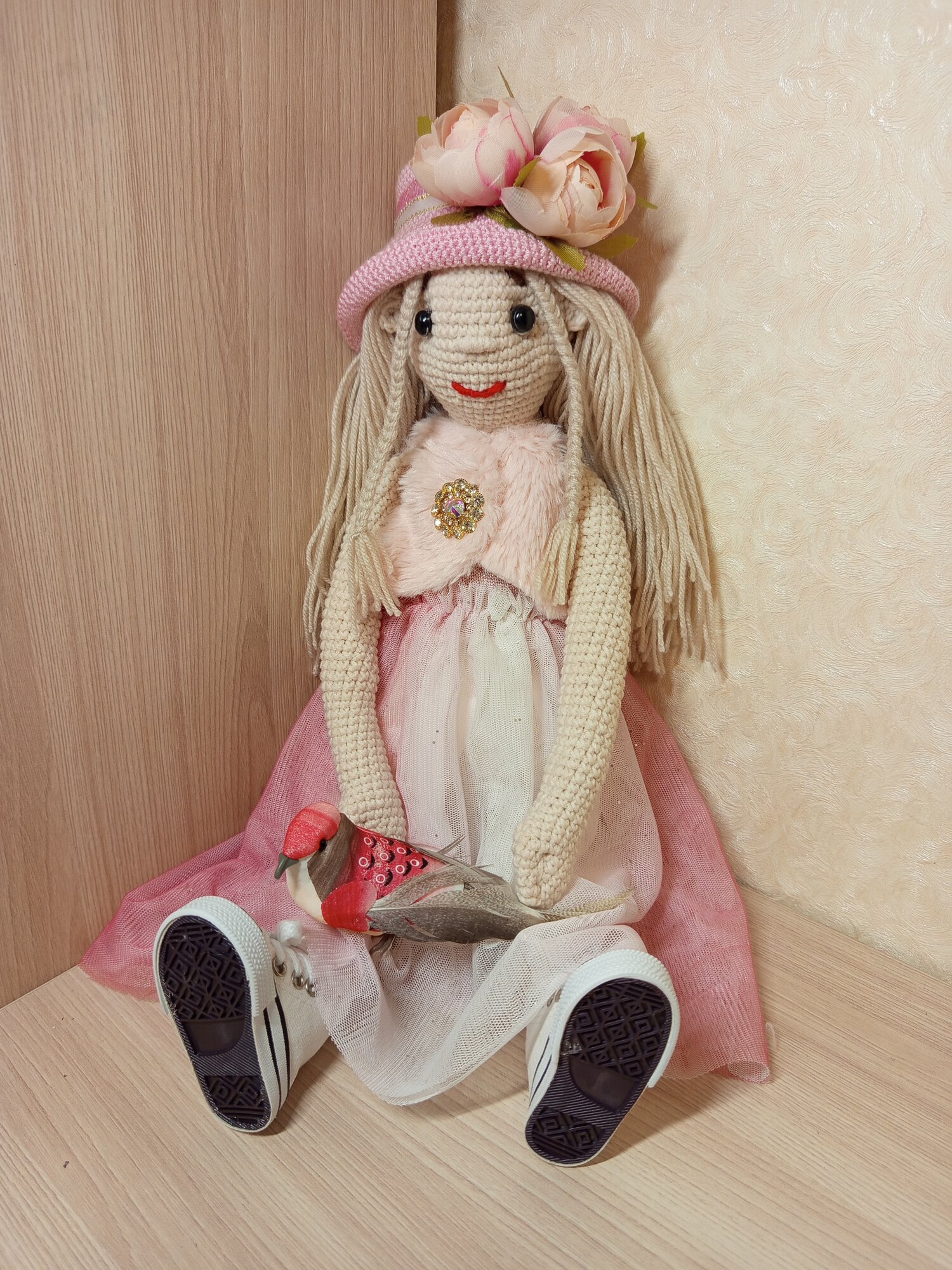 Интерьерная вязаная кукла в шляпе с одеждой ручной работы, 37 см.