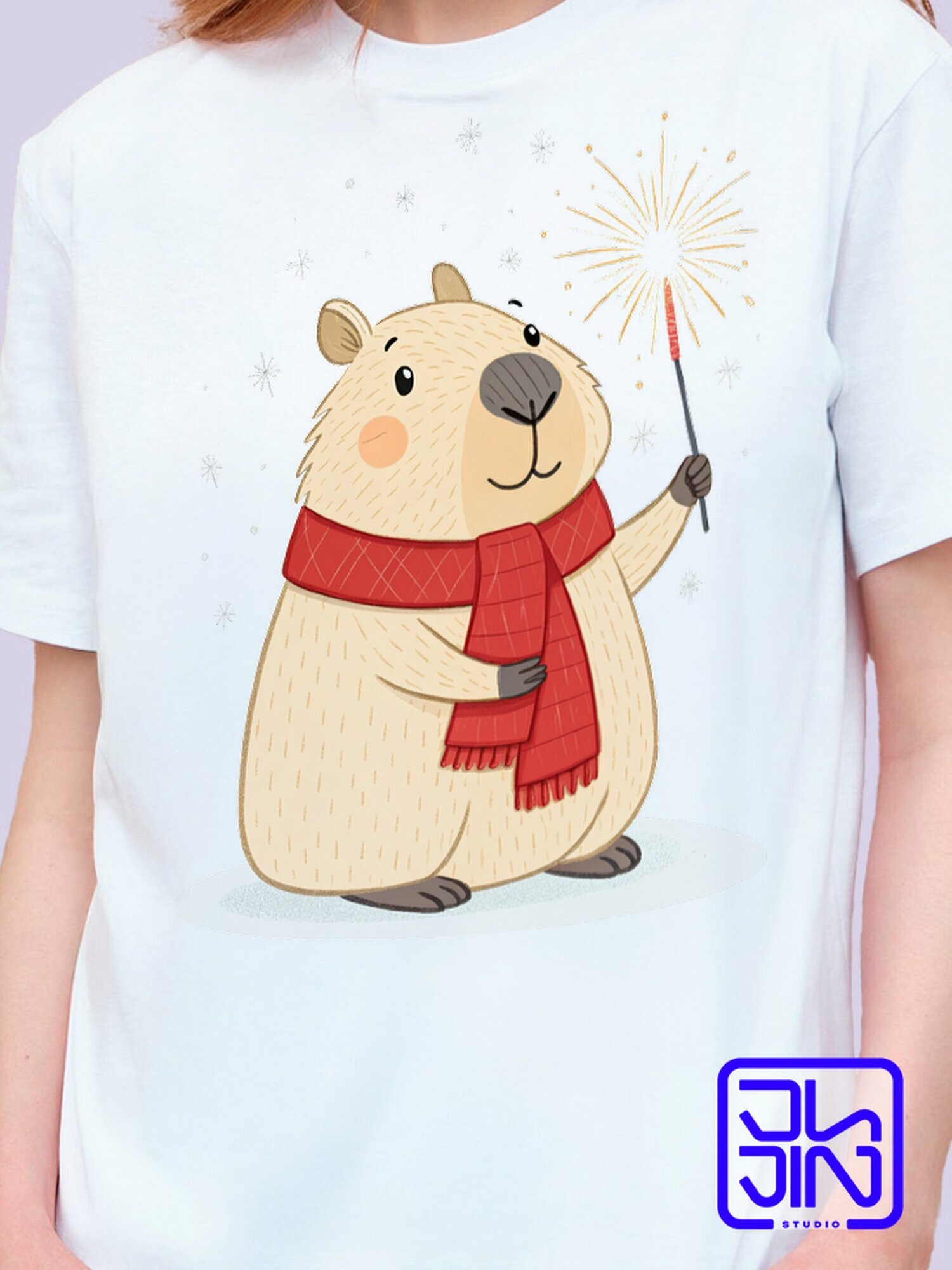 Футболка классическая женская с авторским принтом Смешная бежевая капибара с бенгальским огнем в песочных повседневных тонах, белый хлопковый трикотаж с прикольным рисунком на груди