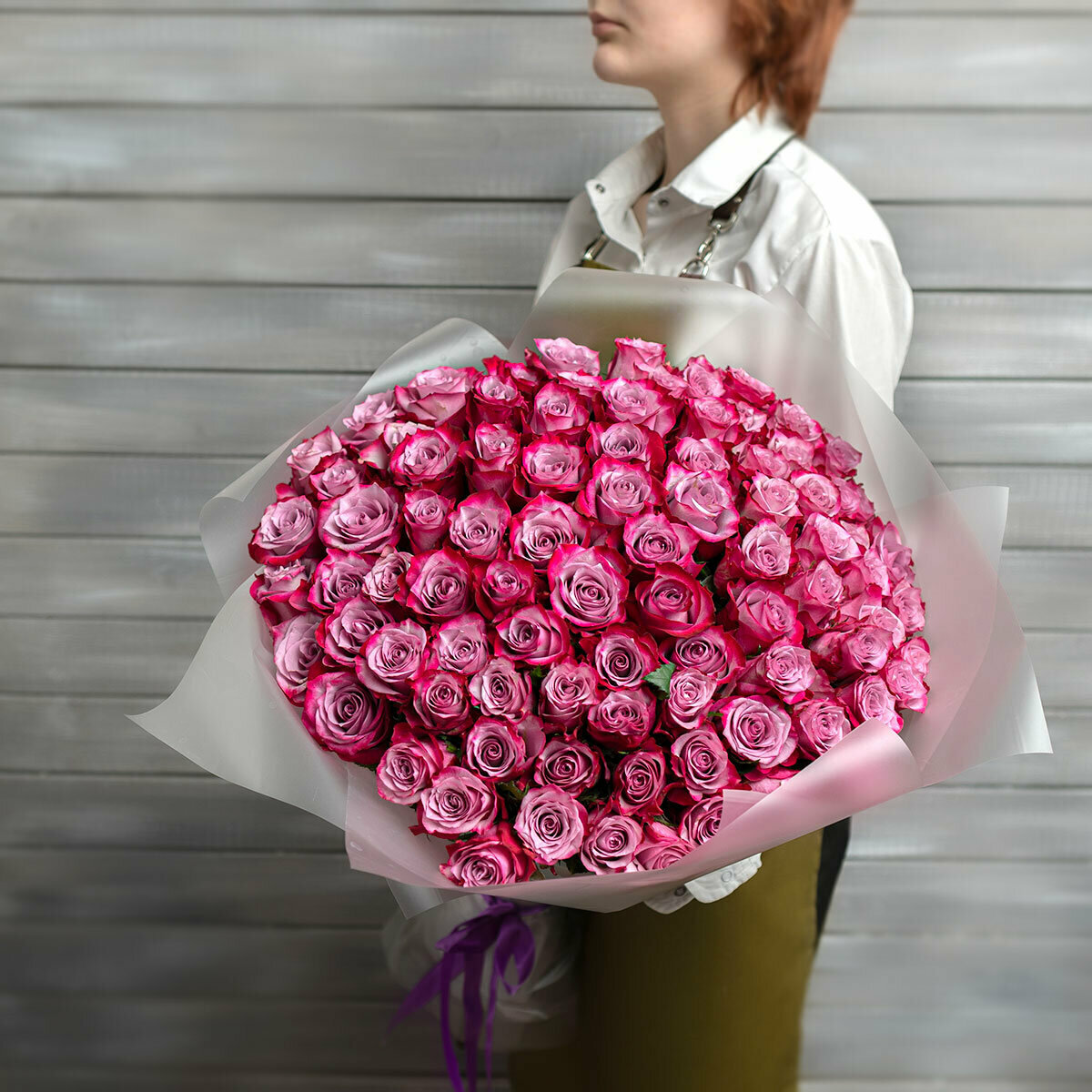 101 фиолетовая роза в упаковке Эквадор 50 см