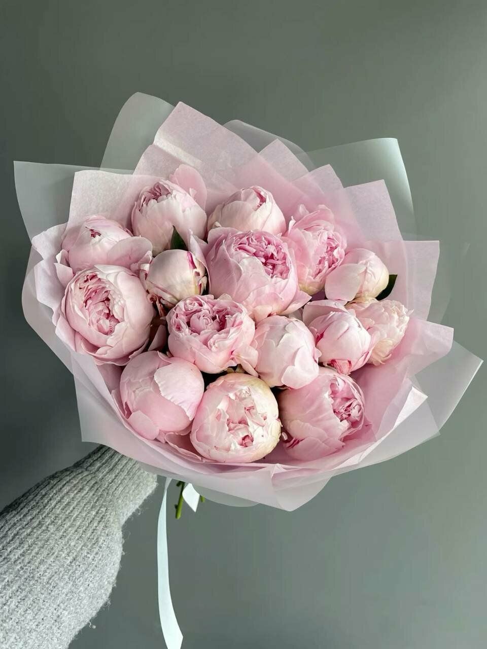 Букет из пионов, нежно-розовый, в стильной пленке, монобукет