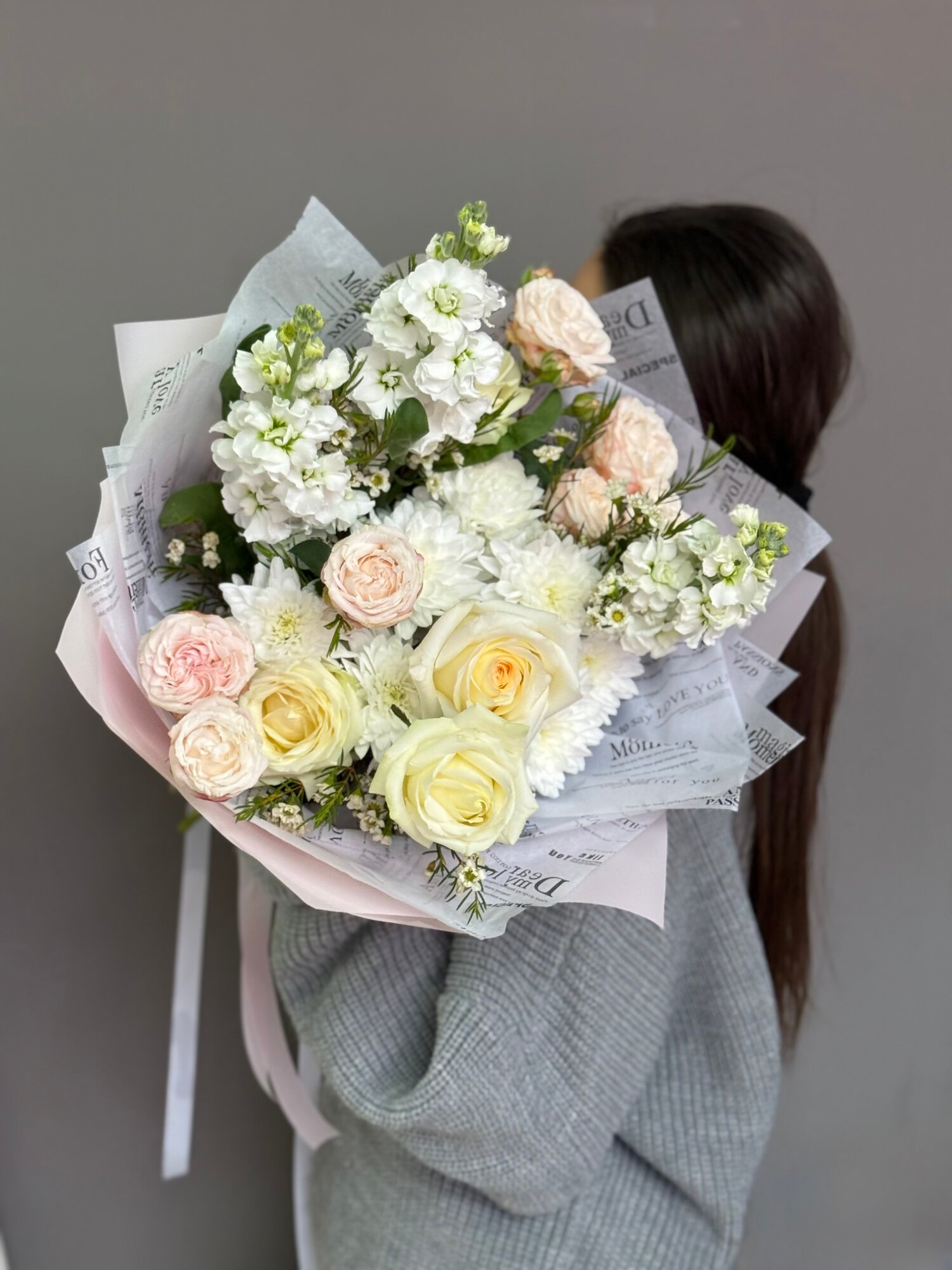 Розы ароматные и хризантемы в букете «Ангельский » Букет на 8 марта