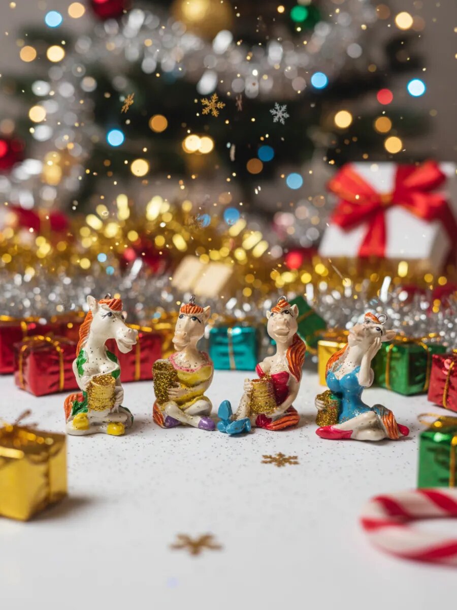 Уникальные елочные игрушки-лошадки: символ года 2026 с юмором)