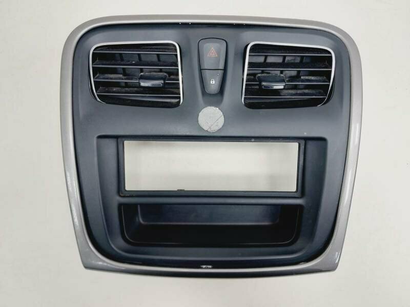 Рамка магнитолы Renault Logan 2 2014 кат.номер: 682604797R