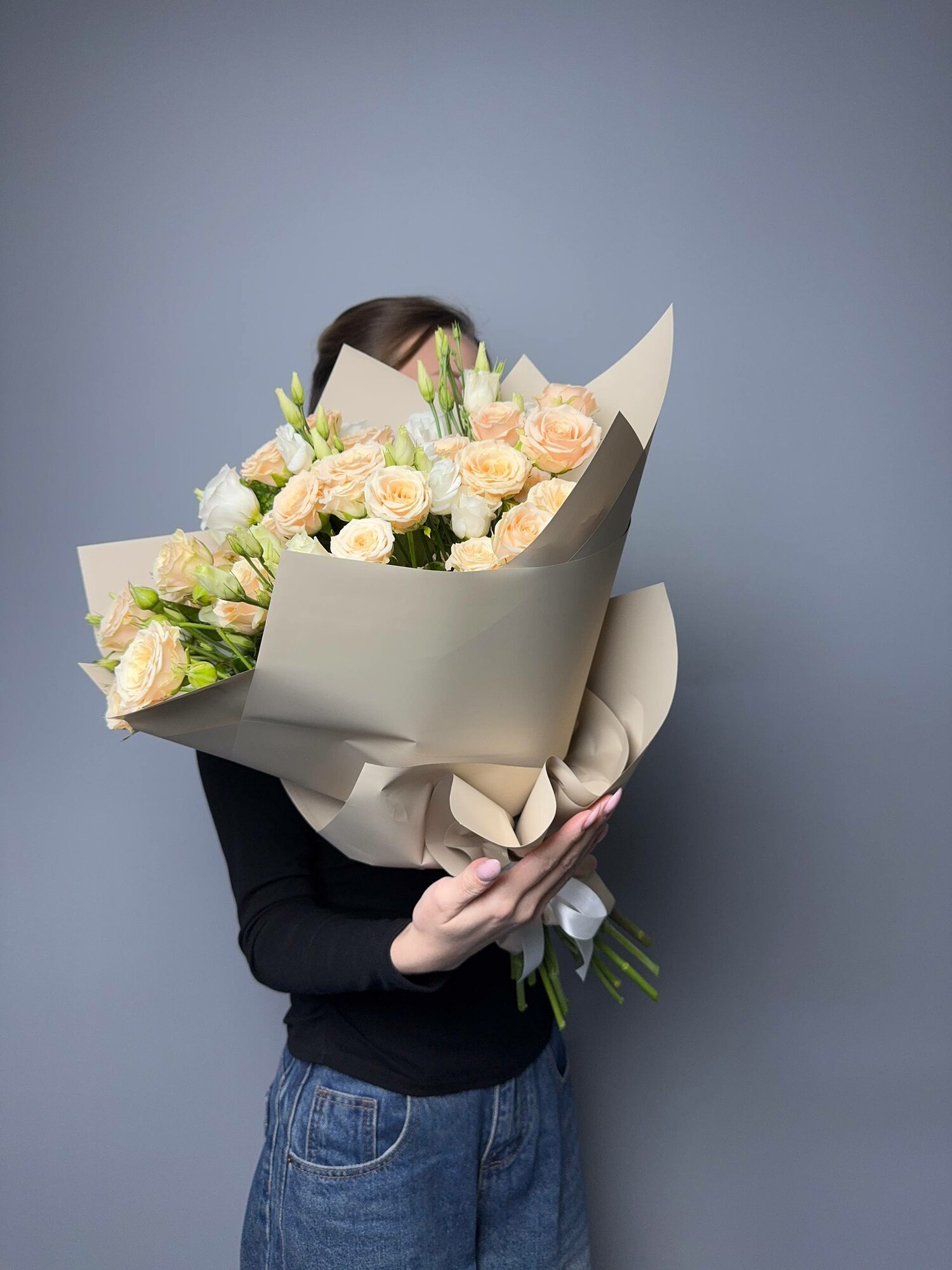 FRESH FLORA Бежевый шёпот – букет из кустовых роз и эустом с доставкой