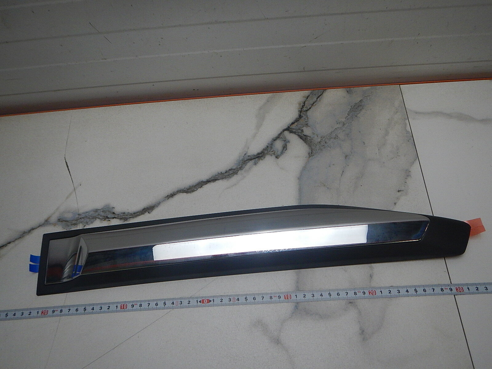 Б/У Молдинг двери задней левой, Suzuki (Сузуки)-VITARA (15-) SUZUKI VITARA (15-) Новый, потертости. 637624 SUZUKI арт. M...