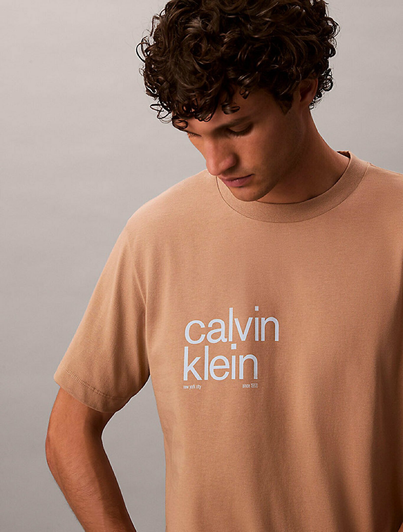 Футболка Calvin Klein Jeans, размер XL, бежевый — фото 1