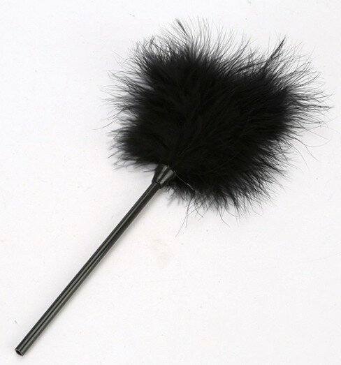 Кисточка для эротических игр из мягкого гипоаллергенного ворса с ручкой длиной 32 см