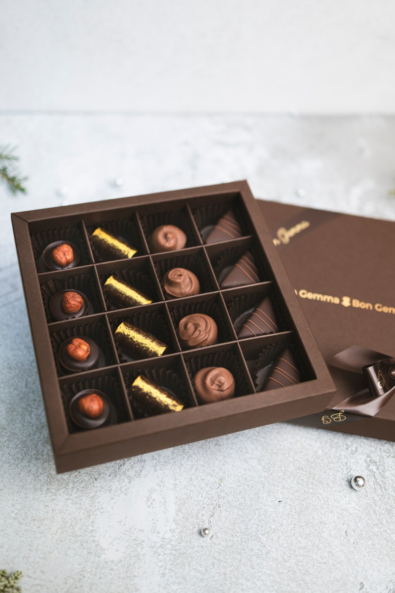 Шоколадные конфеты ручной работы Bon Gemma, набор "Gemma Goldy", 16 шт.