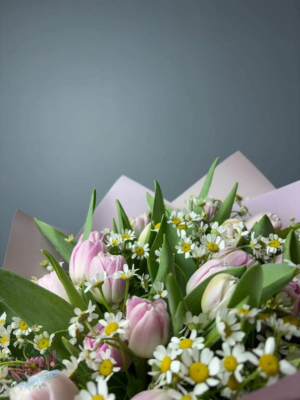 Букет Цветочный вайб "Розовое пробуждение", тюльпаны, пионовидные, танацетумы