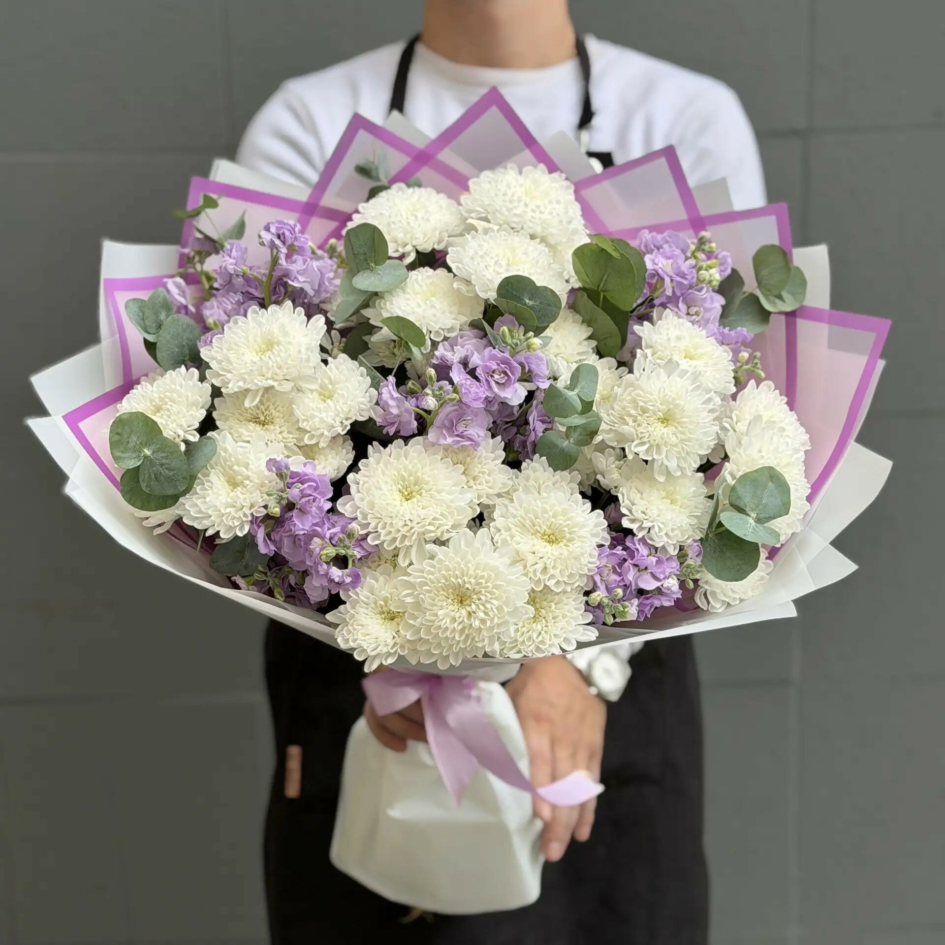 Букет Rybe flowers "Маттиола", хризантемы и эвкалипт, высота 50 см