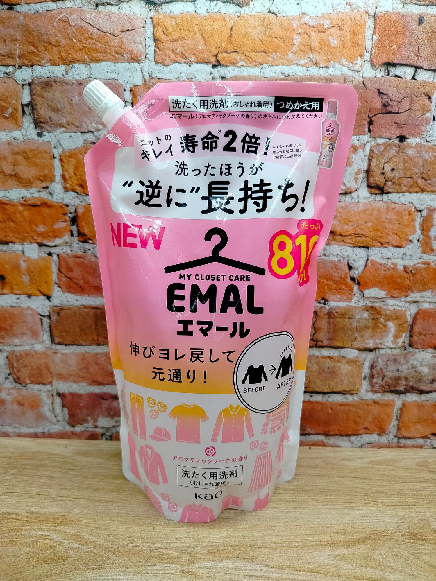 Kao Emal Концентрированный гель для стирки деликатных тканей с ароматом Букета цветов 810 мл в мягкой упаковке