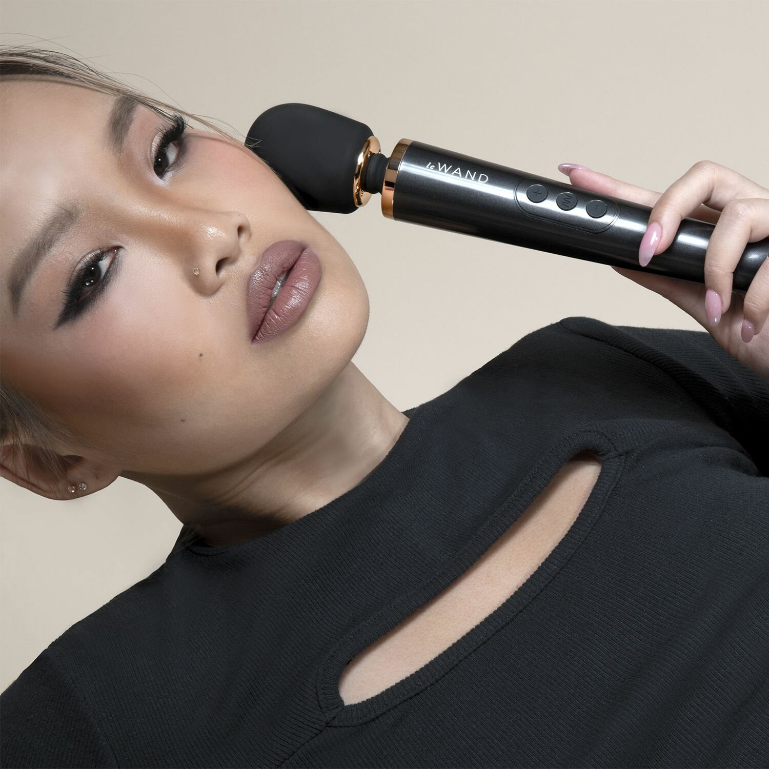 Черный проводной мини-ванд Le Wand Petite c 6-ю режимами