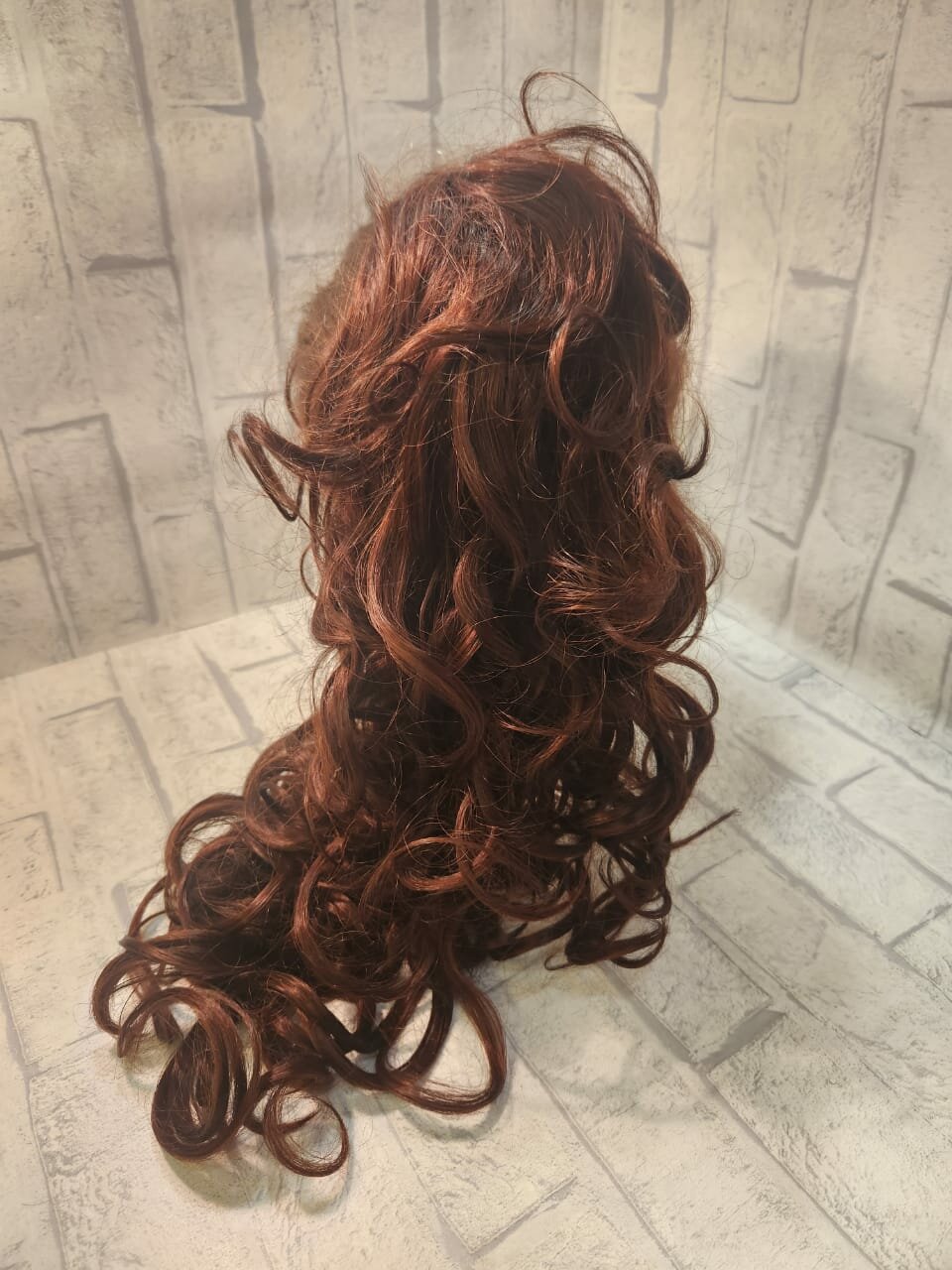 Хвост-шиньон Eva на крабе, имеет кудрявую структуру, выполнен из премиум материалов, имеет цвет Светло-красное дерево