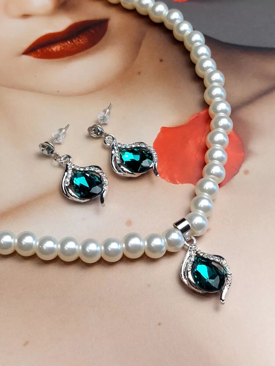 Комплект бижутерии: колье, серьги, жемчуг имитация, стекло