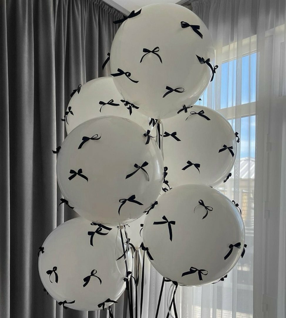 Фонтан из 7 больших латексных шаров с бантиками