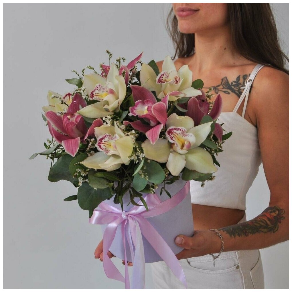 Букет Королевство Праздника "Орхидеи", в шляпной коробке, 11 цветов, высота 30 см