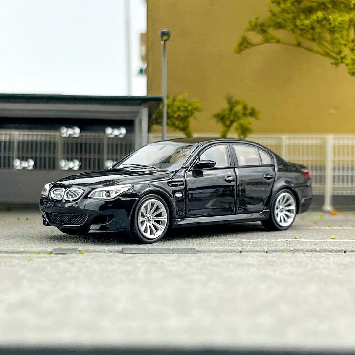 KING MODEL KM 1:64 BMW M5 E60 Легковая модель автомобиля