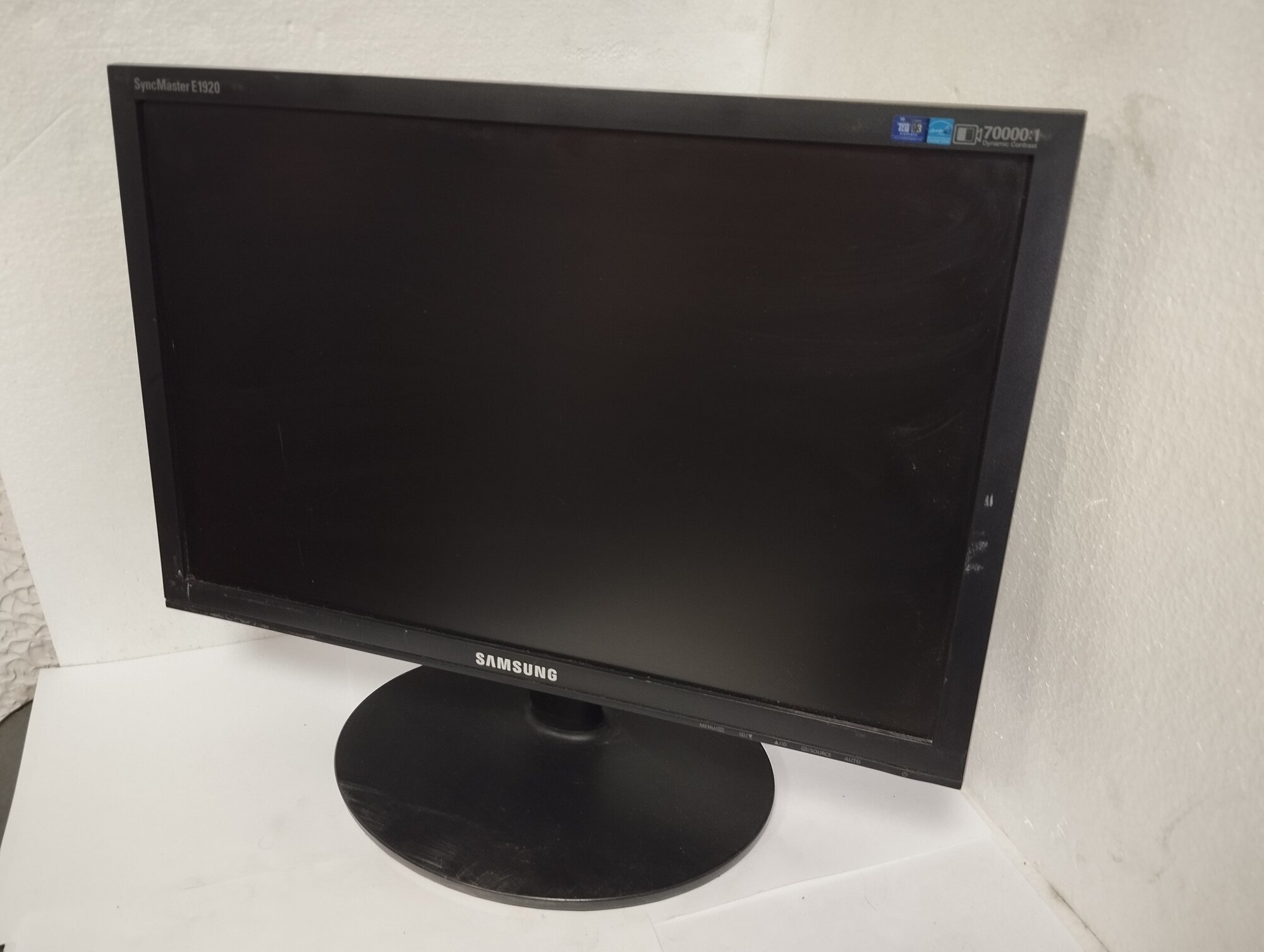 Монитор Samsung SyncMaster E1920 19" — фото 1