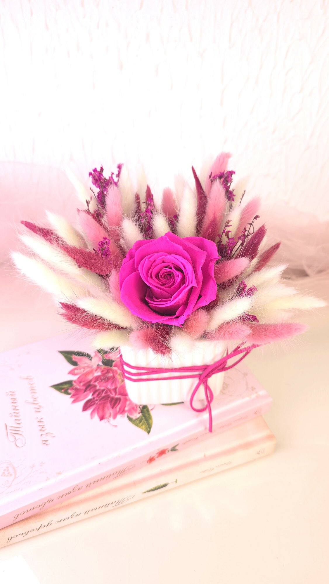 Интерьерный букет в кашпо из сухоцветов и стабилизированной розы "Яркие воспоминания" с доставкой / букет сухоцветов