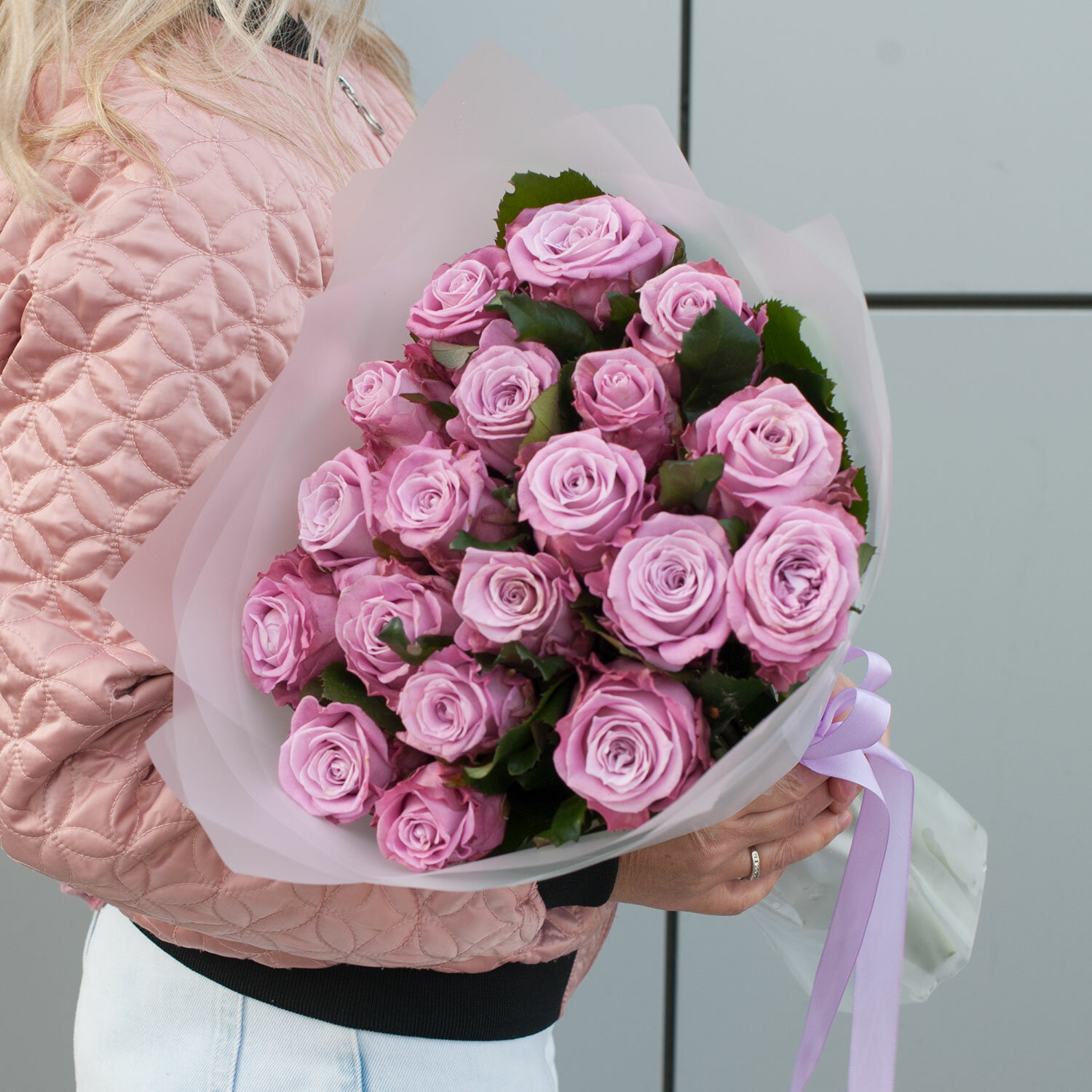 Букет из роз в дизайнерской упаковке "Загадочный сиреневый"