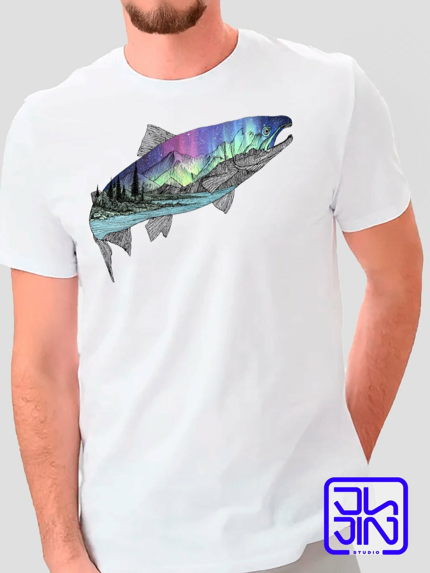 Футболка классическая мужская с авторским принтом Креативная черная графитовая рыба с горами и северным сиянием на фоне, белый хлопковый трикотаж с прикольным рисунком на груди