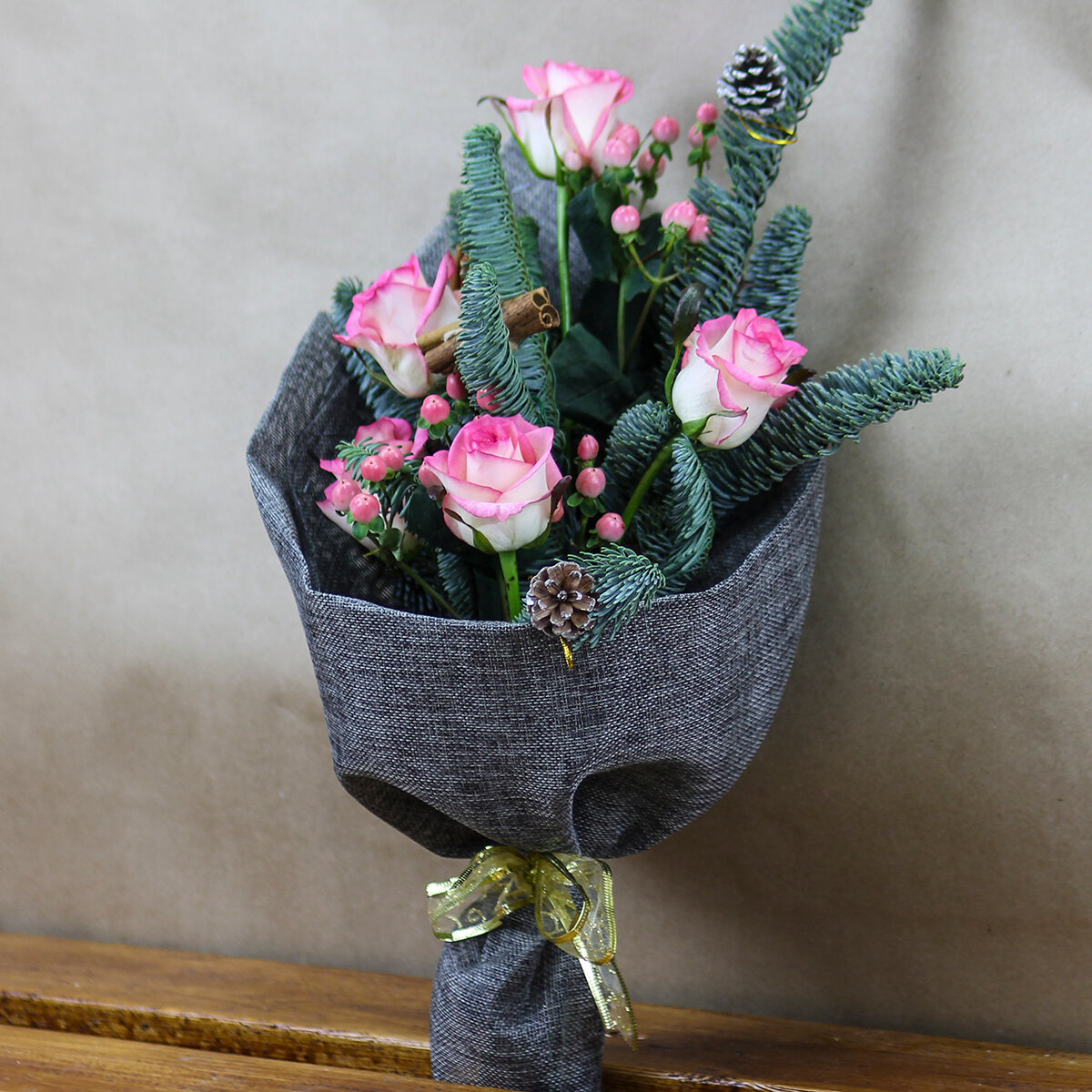 Новогодний букет Flor-Pro Flowers живых цветов из роз и голубой ели "Новогодний комплимент"