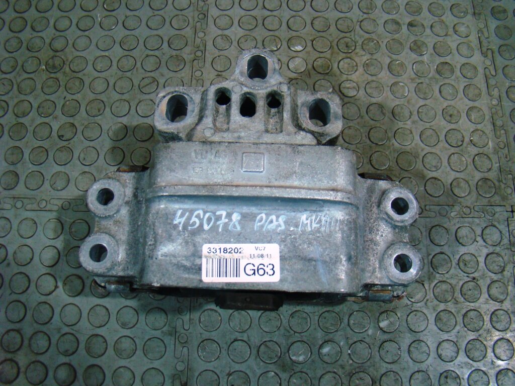 VW Passat B7 Опора двигателя левая 1K0199555