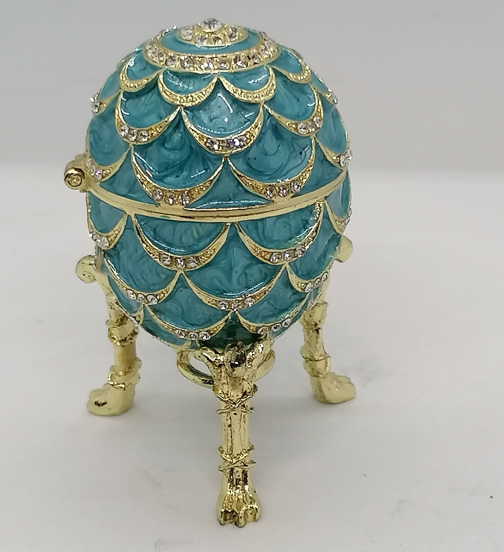 Яйцо Фаберже сетка с орнаментом и стразами на подставке, малое, арт 90696, голубое.