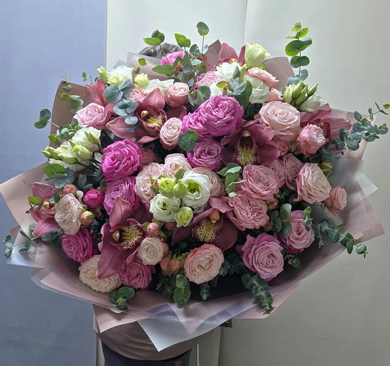 Букет из кустовой пионовидной розы, эвкалипта, эустомы, орхидеи